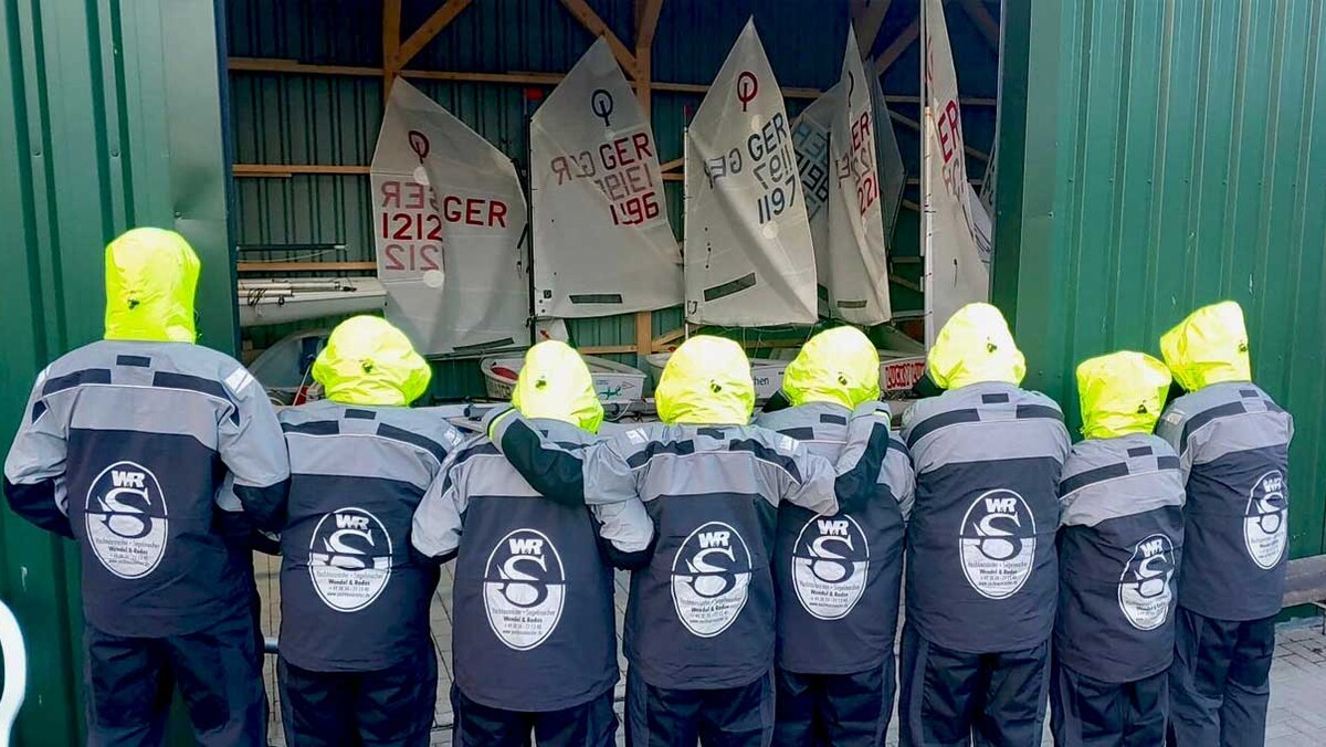 New oilskins for the sailing coaches of Greifswald's youth department ...